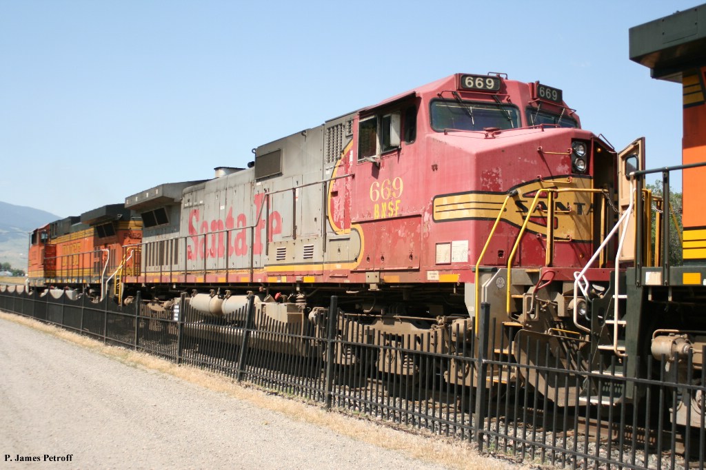 BNSF 669 (Dash 9) showing off her good side